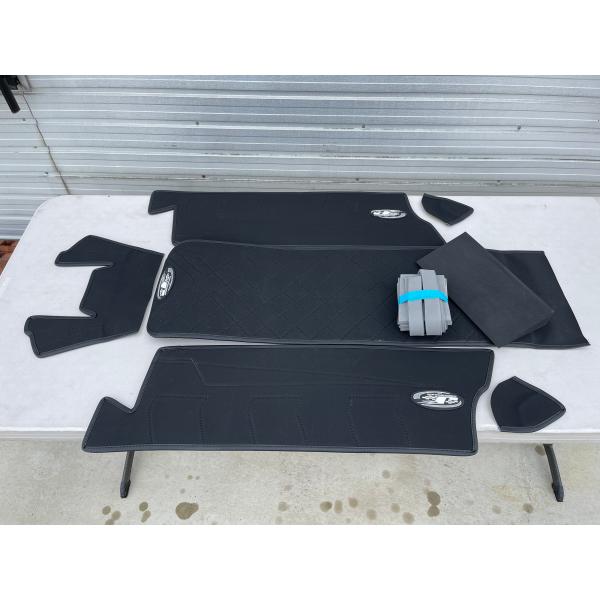 【メーカー】JETTRIM（ジェットトリム）【品番】JT-K550SX102【品名】デッキマットキット【適応】KAWASAKI JS550SX【商品内容】《6ピースマットキット》【ボトムマット】Xパターンノンスリップ（ブラック）トリム:カー...