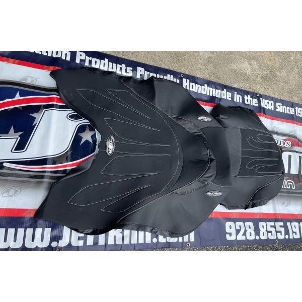 【メーカー】JETTRIM（ジェットトリム）【品番】JT-YVXR103【品名】SEAT COVER(シートカバー）【適応】YAMAHA VXR(2015-)/GP1800対応GP1800R(2021-)には対応していません。座面にはミディ...