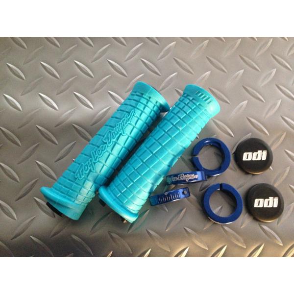 【メーカー】ODI【商品名】ロックオングリップ トロイリーodi Tloy Lee Lock-On Grips【品番】L30TLAQ-U【カラー】アクア/ブルーリング幅：130mmリング部分を含む接着剤不要のロックオングリップ。トロイリーオ...