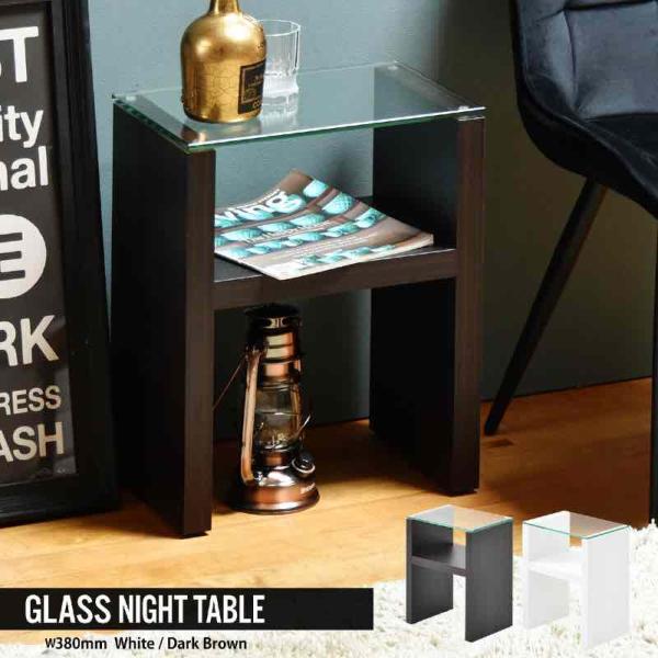 商品について：無駄を削ぎ落としたシャープでソリッドなガラスナイトテーブルでベッドサイドやソファサイドで使いやすいコンパクトなサイズ感。高さがあることで、脚元に照明を入れて間接照明としたり、中板にお気に入りの雑貨や本をディスプレイしたりといろ...