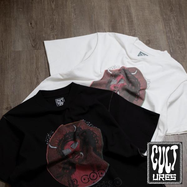 インパクトのあるデザインはこのブランドらしい皮肉を込めたサブカルチャー臭ぷんぷんの出来！人とは違うバックボーンを感じさせるデザインがお好きな方にオススメですよ！ 　　　L　 　XL　 　身幅 60cm 62cm 着丈 68cm 70cm 肩...