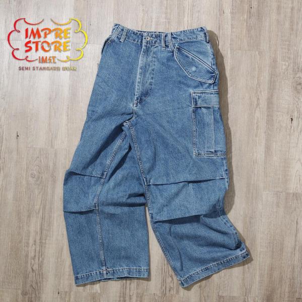 長年穿き込んだようなインディゴ染料特有の淡いブルーがどんなスタイルにも合わせやすいですね。ヴィンテージのM-65カーゴパンツをデニム地で作ったパンツなんてアメカジラバーには最高でしょ！なかなか探しても有りそうで無いパンツですよね。 　　　　...