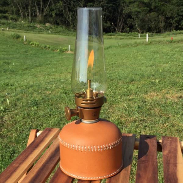 レザーの雰囲気が無機質になりがちなガス缶をドレスアップします。アウトドア・キャンプ用品としても必需品のランタンやバーナー。それらのガスタイプに使用するガス缶（OD缶・アウトドア缶）の本革レザーを使ったカバーです。1点1点がハンドメイド。ひと...