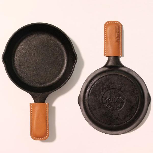 スキレットハンドル用レザーカバーです。1点1点ハンドメイドで製作しています。素材は国産の天然牛皮革を使用しています。スキレットは蓄熱性能がとても高いので、薄手のフライパンのように火が当たっている部分だけが極端に熱くなることが少なく、全体が均...