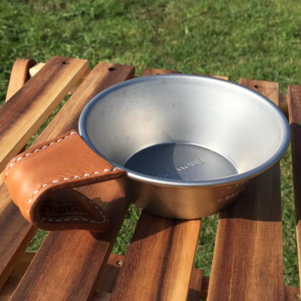 スノーピーク/snow peakシェラカップハンドル用レザーカバーです。キャンプやトレッキング、山登りをされる方でお持ちの方は多いのではないでしょうか？シェラカップは直接火にもかけられたり、計量カップとしても使えるアウトドア・キャンプ用品の...