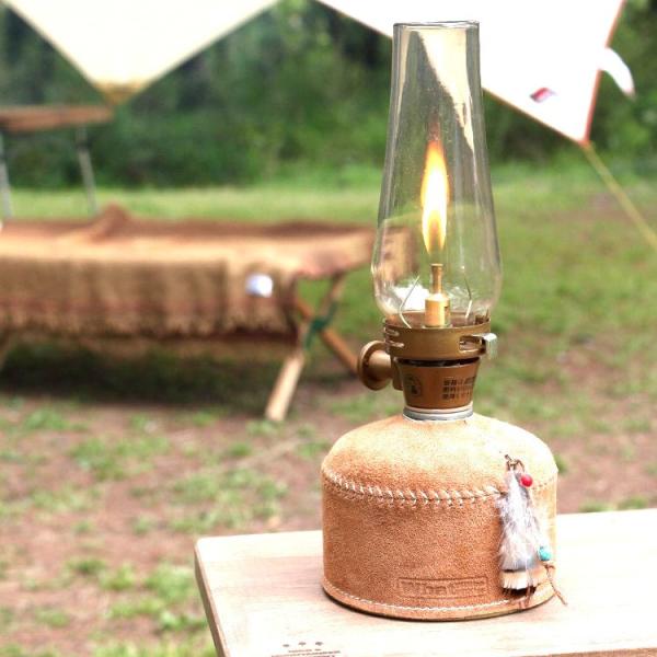 [NICO&amp;MOUNTAINEER APARTMENT]とのコラボアイテムのスウェード皮革素材のODガス缶カバー。レザーの雰囲気が無機質になりがちなガス缶をドレスアップします。天然フェザーとビースをあしらいネイティブアメリカンの雰囲...