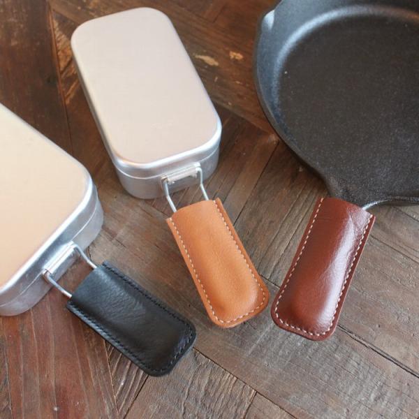 ご使用のアイテムに合わせて使い分けられるマルチハンドルレザーカバー。適合アイテムは愛用者も多いtrangia(トランギア)のメスティンとLODGE（ロッジ）のスキレット　9インチ・10 1/4インチ・12インチです。カバーを付けることにより...