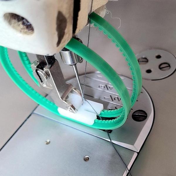 1、工業用ミシン用押さえは，高品質の素材を使用し，ナイロンジッパーループデザイン，厚手の生地に適した圧力調整可能なローラーを搭載しています。2、綿、レザー、ジャケット、コート、シルク、薄い革、合成材料、積層材料、薄型ゴム製カーペットなど材料...