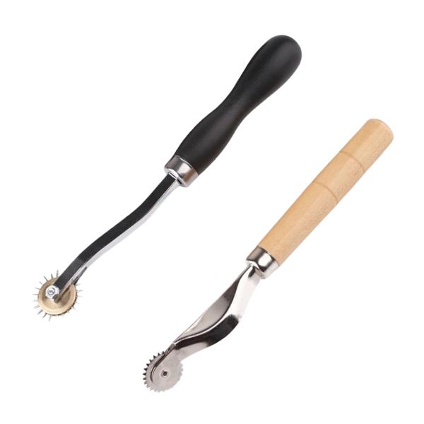 商品サイズ：黒柄ルレット：長さ約17.5 cm，鉄輪直径約2 cm，尖った頭の長さは4 mm、圧した穴の距離は約4 mm。木柄ルレット：長さ約15 cm，鉄輪直径約2 cm。説明：1、布に等距離の点を引くことができ、針距離を一致させることが...