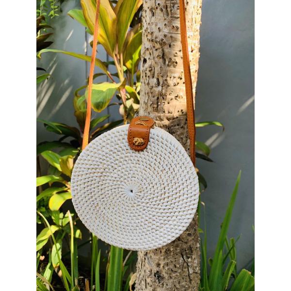 バリ島では、アタという材料を使ったバッグ「アタバッグ」が名産品として知られています。その中でもダントツの人気と品質の高さを誇る「ASHITABA（アシタバ）」油分が多く滑らかで丈夫なアタを使っているため、一般的な自然素材雑貨と比較し、耐水性...