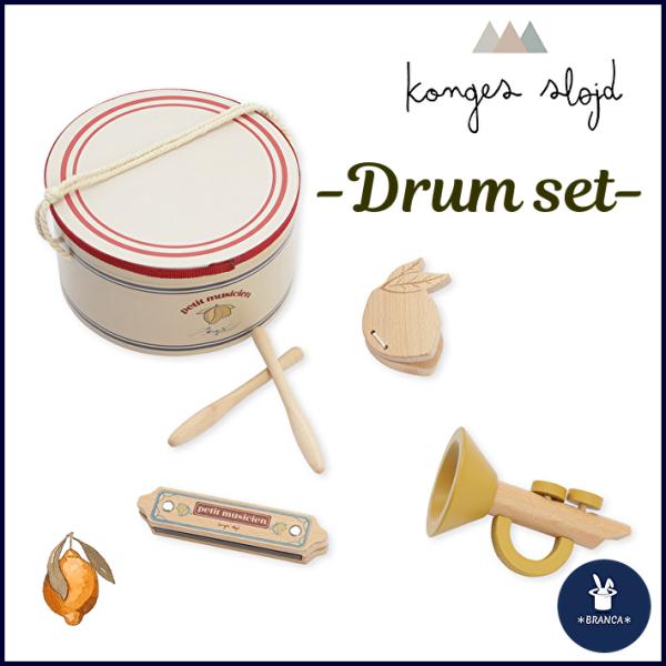 デンマーク発の大注目ブランドKonges Slojd (コンゲススロイド) のドラム楽器４点セットです♪ドラム、カスタネット、トランペット、ハーモニカの木材で作られた楽器セットです。ドラムはそのまま収納ボックスになっています☆普段使いのおも...
