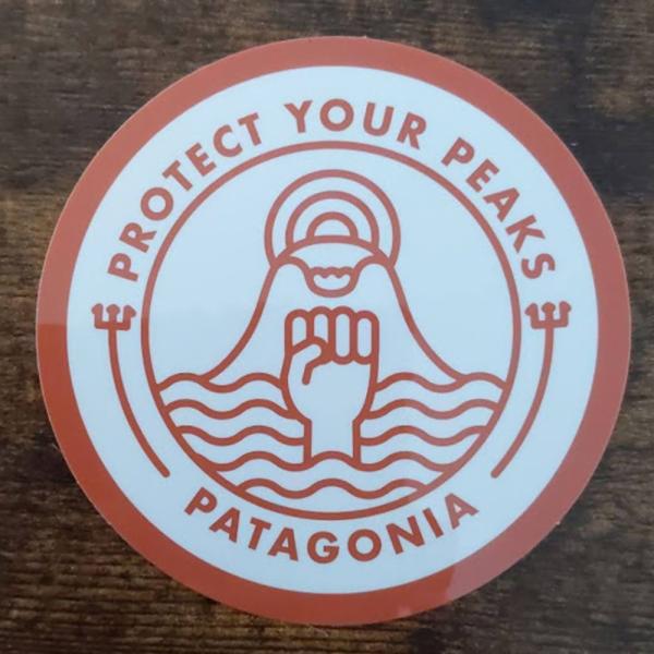 【pa-104】patagonia sticker パタゴニア ステッカー Peak Protector Badge※ラミネート加工有■カラーダークレッド×ベージュ系■サイズ縦8.3cm×横8.3cm※稀に折れ、印刷ミス、粘着汚れがある場合...