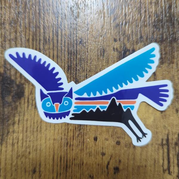 【pa-113】patagonia パタゴニア ステッカー sticker Fitzroy Owl■カラーパープル×ブルー系■サイズ縦4.7cm×横7.9cm※稀に折れ、印刷ミス、粘着汚れがある場合があります。