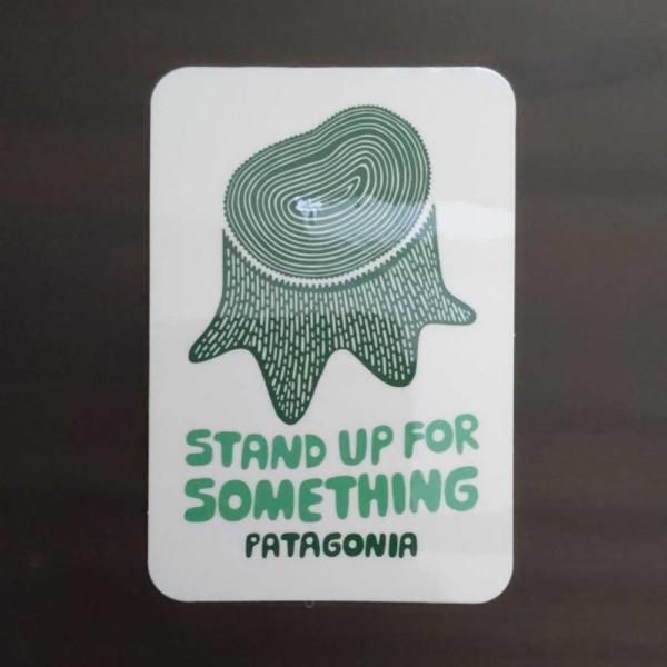 【pa-41】patagonia パタゴニア sticker ステッカー STAND UP FOR SOMETHING■カラーホワイト×グリーン■サイズ縦8.3cm×横5.6cm※稀に折れ、印刷ミス、粘着汚れがある場合があります。