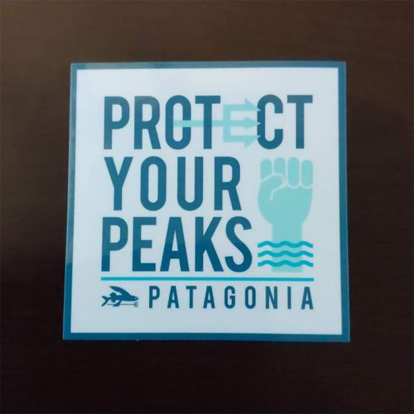 【pa-42】patagonia パタゴニア sticker ステッカー PROTECT YOUR PEAKS■カラーホワイト×モスグリーン■サイズ縦7.7cm×横7.7cm※稀に折れ、印刷ミス、粘着汚れがある場合があります。