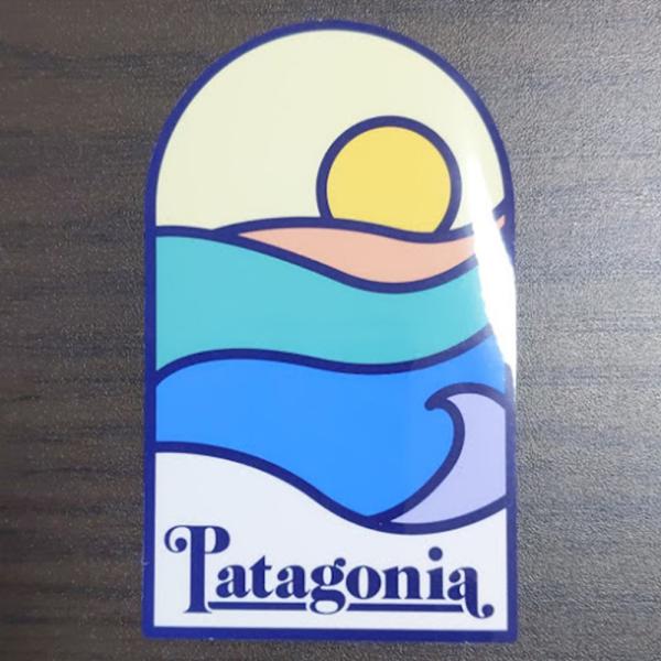【pa-93】patagonia sticker パタゴニア ステッカー Sunsetsets※ラミネート加工有■カラーネイビー系■サイズ縦8.9cm×横5.4cm※稀に折れ、印刷ミス、粘着汚れがある場合があります。