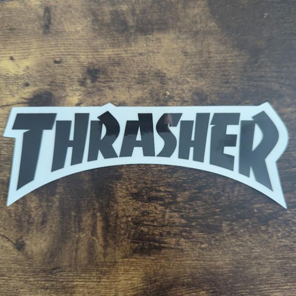 【ST-1111】Thrasher Magazine スラッシャー スケートボード ステッカー Dye Cut ブラック■カラーブラック（クリアタイプ）■サイズ縦5.3cm×横14.5cm※稀に折れ、印刷ミス、粘着汚れがある場合があります。