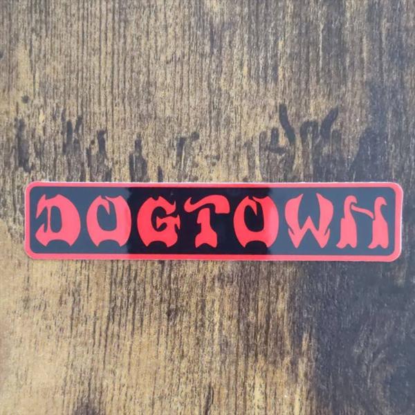 【ST-66】Dogtown Skateboard ドッグタウン STICKER スケートボード ステッカー Bar Logo 2.1×10.2■カラーレッド×ブラック■サイズ縦2.1cm×横10.2cm※稀に折れ、印刷ミス、粘着汚れがある...