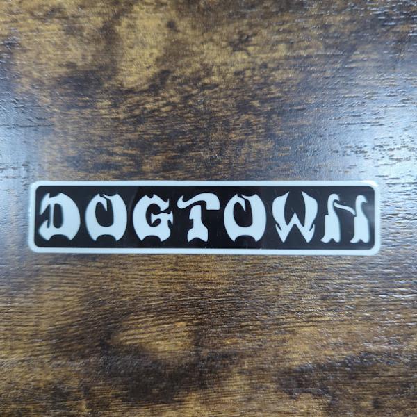 【ST-685】Dogtown Skateboard ドッグタウン STICKER スケートボード ステッカー BAR LOGO 2.1×10.2■カラーブラック×ホワイト■サイズ縦2.1cm×横10.2cm※稀に折れ、印刷ミス、粘着汚れが...