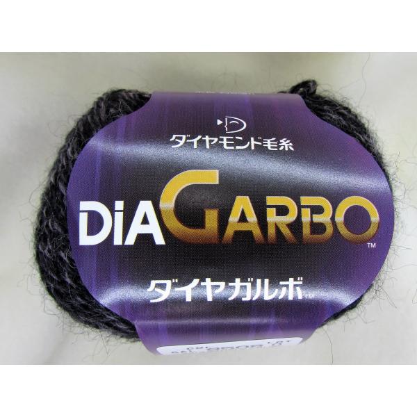 穏やかなメランジグラデーションのモヘヤウールストレートキッドモヘヤをブレンドしたウールはすべてトップ染めをしています。ベースカラーの中に複数の色を少しずつ混ぜ込みカラーミックスのグラデーションを作っています。とても編みやすく　幅広い用途に対...