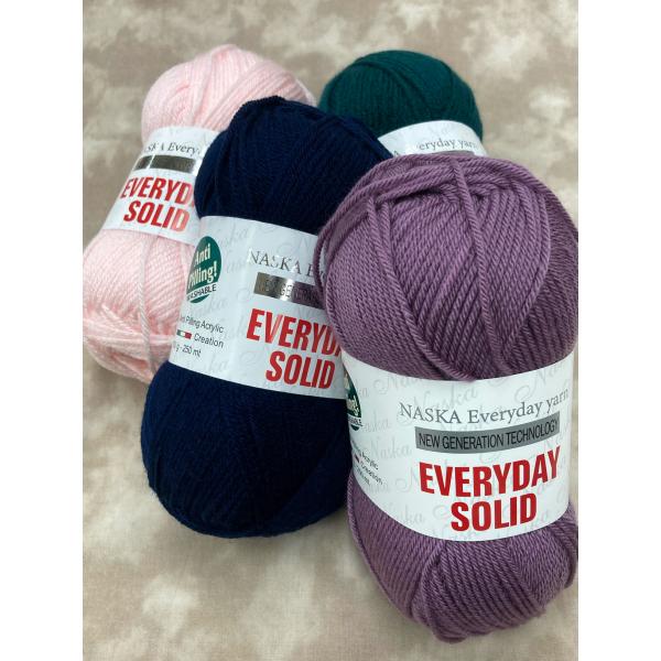 大人気のエブリデーが進化を遂げました。風合いはそのままに、編みやすくなりました。100ｇ　250ｍアクリル　100％棒　針　6〜7号かぎ針　6/0号標準ゲージ　18目26段