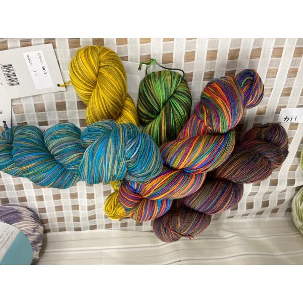 ウール　　100％（エクストラファインメリノ）１００ｇ　４１０ｍ棒　針　4〜5号かぎ針　3/0〜4/0標準ゲージ　29目40段