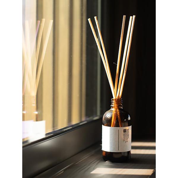 自然界の植物から抽出した天然香料のみ使用したリードディフーザー用アロマオイルです。※スティック５本付き使用方法：ボトルの蓋と中栓を取り外し、ラタンスティックを挿してお部屋で香りをお楽しみ下さい。内容量：80ml持続期間：約4~5週間（気温や...