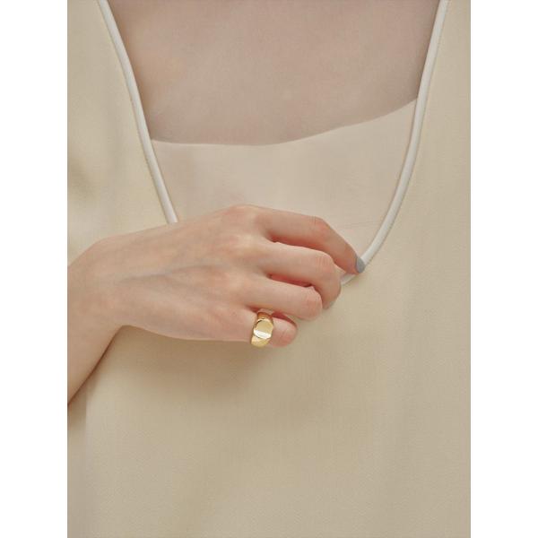 ボリューム感のあるシンプルで洗練された印象のリング。無駄な装飾をそぎ落としたミニマルなデザインが魅力。カジュアルなスタイリングからきれい目なスタイリングまで幅広く馴染むアイテムです。飽きのこないデザインで、ギフトにもおすすめ。※お客様都合で...