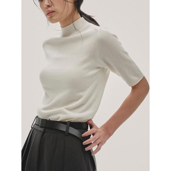 コットンウールの糸を使用して編まれたハイゲージニット。目面のきれいな編地で、柔らかな肌触りと着心地の良さが魅力。首の詰まった太めの襟リブと少し長めの袖とのバランスが絶妙で、シンプルなボトムスに合わせるだけで上品な印象に。新色のチャコールグレ...