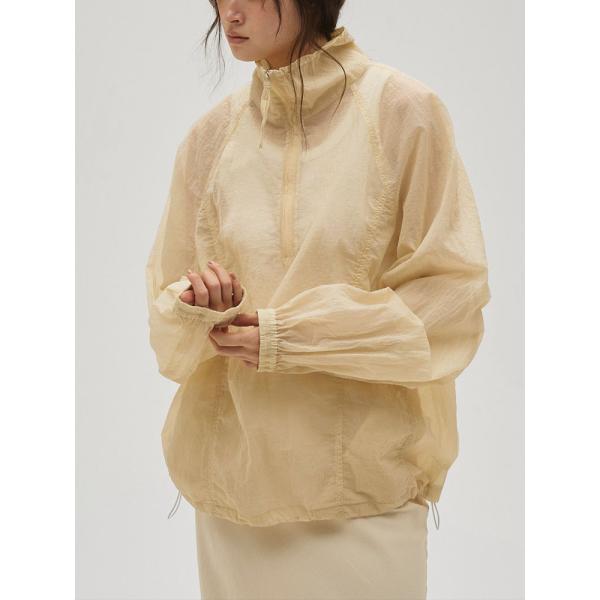 透け感のある細かなリップストップ生地を使用したハーフジップブルゾン。程よい張りのある生地感が立体的なシルエットをキープし、着るだけでこなれたムードを演出。タンクトップやロンTにさらりと重ねるだけで、抜け感のある雰囲気に仕上がり、あえてタック...