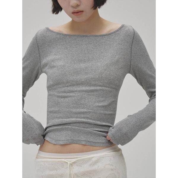 【発売日：2026年08月28日】程よいシャリ感のあるフライス素材を使用したトップス。さっぱりとした肌触りで快適に着用でき、コンパクトなシルエットがすっきりとした印象を与えます。広めのネックラインはオフショルダーとして着用したり、ワンショル...