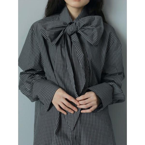 ボリュームたっぷりのリボンタイがポイントのオーバーシャツ。少しハリのある素材で、しっかりとリボンのフォルムが出るよう仕上げました。リボンは取り外しても着用可能なので、シンプルなシャツとしても着回していただけます。端は裁ち切りで仕上げ、太めの...