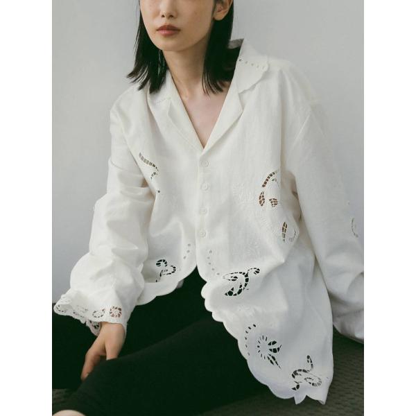 カットワーク刺繍が目を惹くインド製の開襟シャツ。袖と前身に大きく刺繍柄を入れ、これだけでコーディネートに華を添えます。スカラップ刺繍で仕上げた襟と裾もポイント。インド製ならではの繊細なディテールが、袖を通すだけで気分を高めてくれる一枚。オー...
