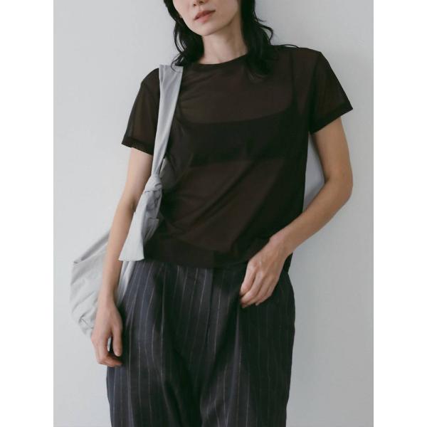 昨年ご好評をいただいた、シアーチュールのコンパクトTシャツ。今シーズンは新たな3色で展開。どれもニュアンスのあるカラーリングで、スタイリングに自然と馴染みます。細かな目のストレッチチュールを使用し、上品で女性らしい印象に。大き過ぎず細過ぎな...