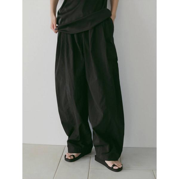 タックを4本入れ、たっぷりとボリュームを持たせたナイロンパンツ。丸みのあるフォルムが印象的で、スタイリングに存在感を添えながらも幅広いトップスと好相性です。ウエストは総ゴム仕様で、リラックス感のある穿き心地も魅力。フロントの切り替えに施した...