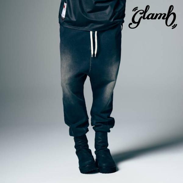 【発売日：2026年06月30日】デニムとスウェットの個性を融合したニットデニムで優雅なシルエットを形作ったKnit Denim Pants。テキスタイルは複雑な織りを得意とするドビー織機で縦糸に硫化染めの色糸、横糸に白糸を用いて仕上げられ...