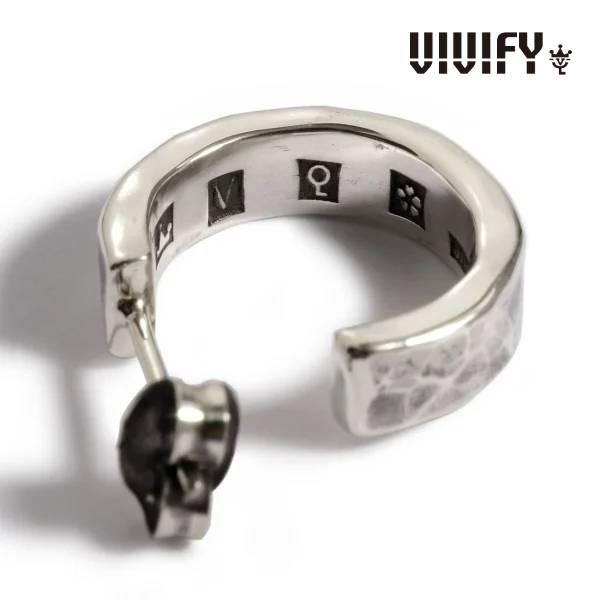 表面は一点一点ハンマーで打ち込まれ、緩やかな揺らぎを表したハンマードのフープ状ピアスです。ハンマー跡の凹面のみ燻し仕上げを残し、凹面以外を鏡面に仕上げることで波紋の様な陰影とアンティーク感が表出。無骨さと上品さのコントラストが美しい佇まいと...