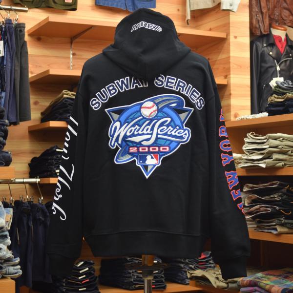 ・ヤンキースとメッツのデザインが魅力的なMLBコラボレーションプルオーバーパーカー・2000年ワールドシリーズデザインにサブウェイシリーズのグラフィックをあしらった至極の1枚・刺繍で立体的なデザインワーク・ベーシックな程よくゆとりのあるサイ...