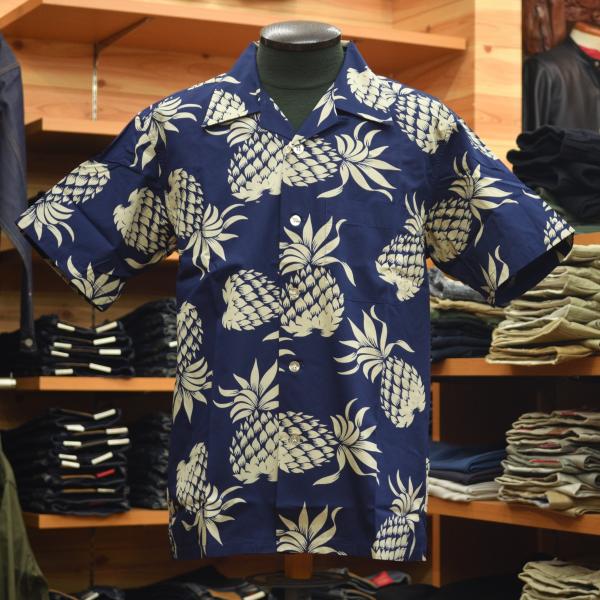 作品名：DUKE'S PINEAPPLE素材：コットンポプリンプリント：抜染プリントデザインパターン：オールオーバー・パターンボタン：白蝶貝発売(入荷)：2024年〜1950年代に作られたデューク・カハナモクのヴィンテージアロハシャツのなか...