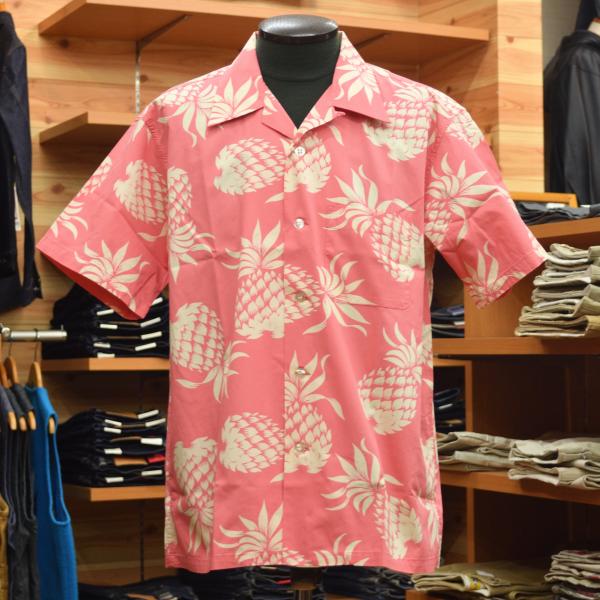 作品名：DUKE'S PINEAPPLE素材：コットンポプリンプリント：抜染プリントデザインパターン：オールオーバー・パターンボタン：白蝶貝発売(入荷)：2025年1950年代に作られたデューク・カハナモクのヴィンテージアロハシャツのなかで...