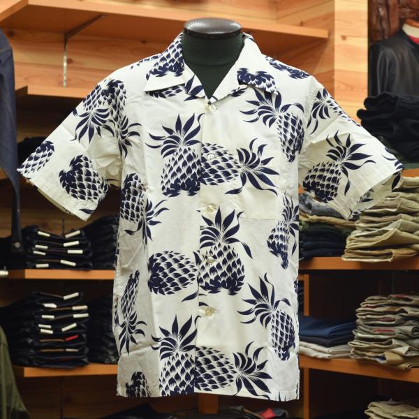 作品名：DUKE'S PINEAPPLE素材：コットンポプリンプリント：抜染プリントデザインパターン：オールオーバー・パターンボタン：白蝶貝発売(入荷)：2024年〜1950年代に作られたデューク・カハナモクのヴィンテージアロハシャツのなか...