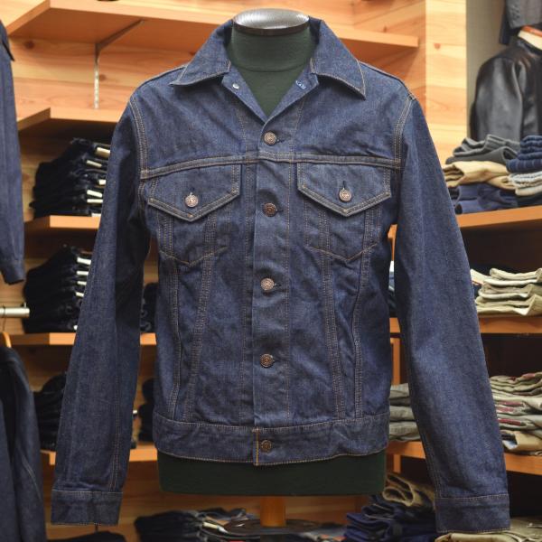 1970年代のトラッカーモデルがモチーフ若干長めになった着丈と適度にフィットするシルエットが特徴生地はRESOLUTEから提供を受けたサンフォライズド(防縮加工)の712用生地を使用ワンウォッシュ生産国：日本【素材】綿 100%【サイズ (...