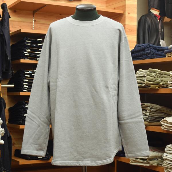 柔らかい手触りの裏起毛スウェットで裾はラウンドカットラフでルーズな見た目ながら、保温性が高く着心地もとてもソフトです。(※ 製品染め商品です。染め上がりの色の濃淡・多少のゆがみ・擦れ・縫い目部分のしわ・編み地の筋やムラ・袖や身頃の脇などに浮...