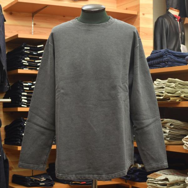 柔らかい手触りの裏起毛スウェットで裾はラウンドカットラフでルーズな見た目ながら、保温性が高く着心地もとてもソフトです。画像3：色の濃淡の一例です。(※ 製品染め商品です。染め上がりの色の濃淡・多少のゆがみ・擦れ・縫い目部分のしわ・編み地の筋...