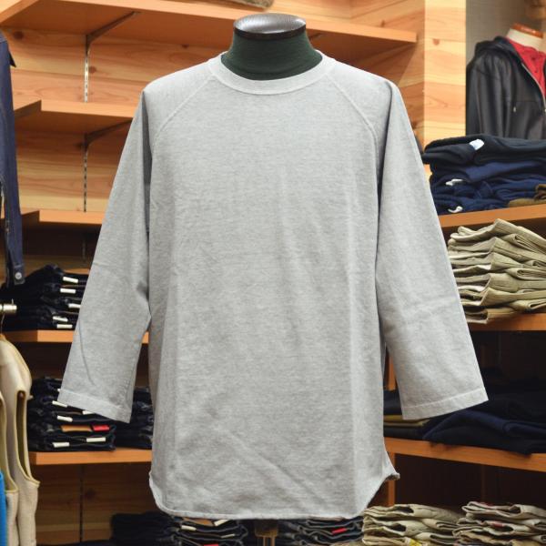 ラグラン七分袖のベースボールＴシャツ5.5ozの丸胴ジャージーは胴周りに縫い目が無くスッキリとした着心地。ネックリブ＆アームホールには２本針のカバーステッチ。裾部分は短めの着丈にラウンドさせ、カットオフをロックステッチで仕上げています。顔料...