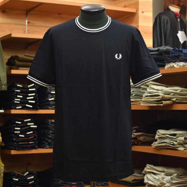 フレッドペリーのシグニチャーであるティップラインを、ネックとカフにあしらったクルーネックTシャツ軽量なコットンジャージー素材を使用した1枚を、レギュラーフィットで仕上げました。 生産国：中国【正規取扱店】メンズショップサトウはFRED PE...