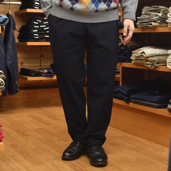 マニュアルアルファベットのジャージーパンツシリーズ伸張することで発熱する、特殊な機能の裏起毛ジャージー素材「LEOTHERMO」を使用したテーパードシルエット腰回りはゆったりとしつつも裾口に向かってテーパードをかけることで収まりの良いデザイ...