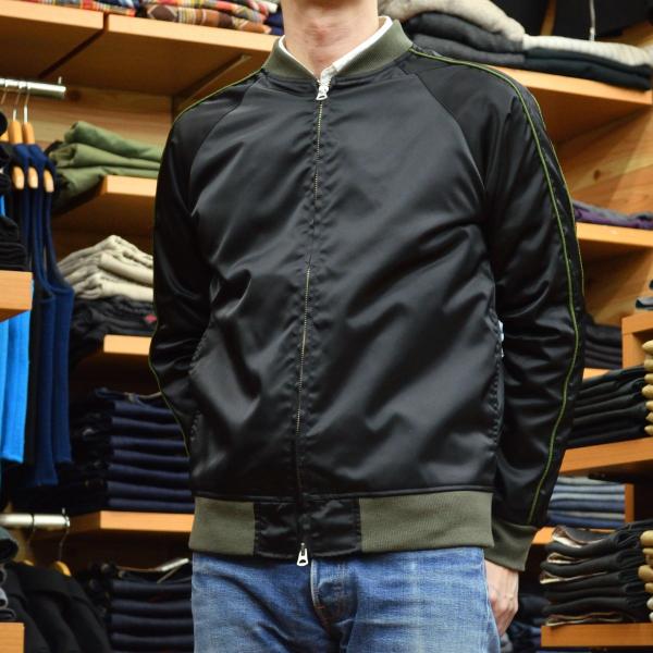 刺繍を排したスカジャンのような雰囲気のシンプルなブルゾンです。【コンディション】リブ部分：掲載時(2017年)から若干のヤケございます。価格を再設定(税込価格：￥14,080→￥9,000+送料)しました。【素材】ボディ:ナイロン 100%...