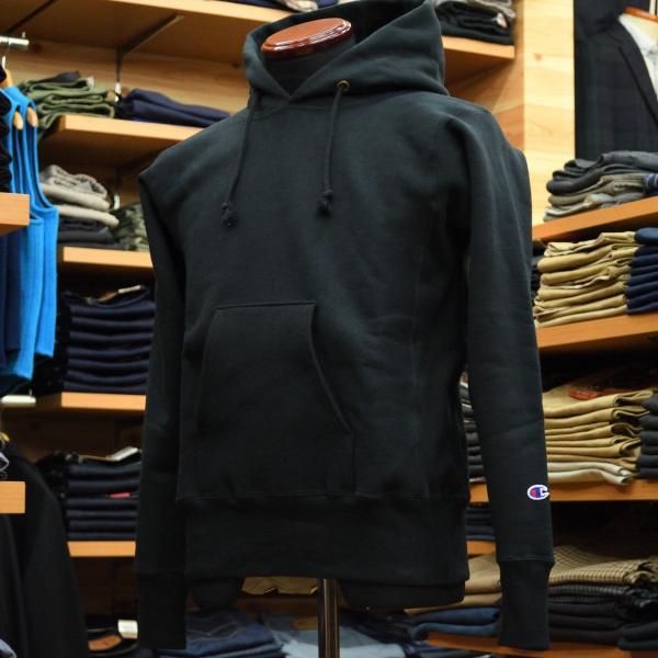 米国製「リバースウィーブ」糸・生地・縫製、全てにおいて「MADE IN USA」にこだわった12.5ozの肉厚でざっくりとした風合いと、ドライな肌触りが特徴70年代モデルの「赤単タグ」（赤単色タグ）を付したチャンピオン最高峰のコレクション発...