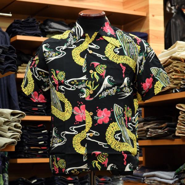 作品名：SURFBOARD LEIS作者：ジョン・メイグス素材：レーヨン羽二重プリント：抜染ボタン：ココナッツ発売：1999年【コンディション】箱無し当時入荷した新品ですが、箱は20年近い経年で状態が悪く破棄しました。それに合わせて価格を再...